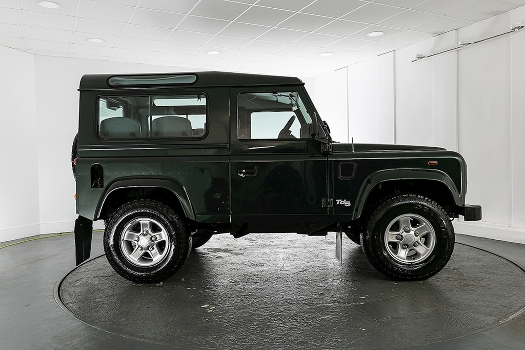 Sold L195REJ 2002 Land Rover Defender 90 - History / How much is it worth?
